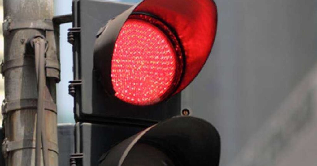 Rijden door rood licht: Een veelvoorkomende verkeersovertreding ...