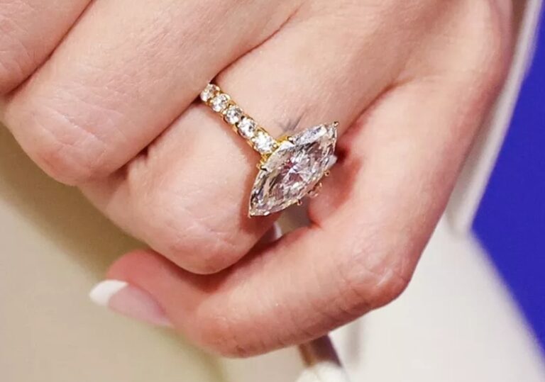 Selena Gomez betreedt rode loper in volledig wit satijnen pak – Dagblad ...