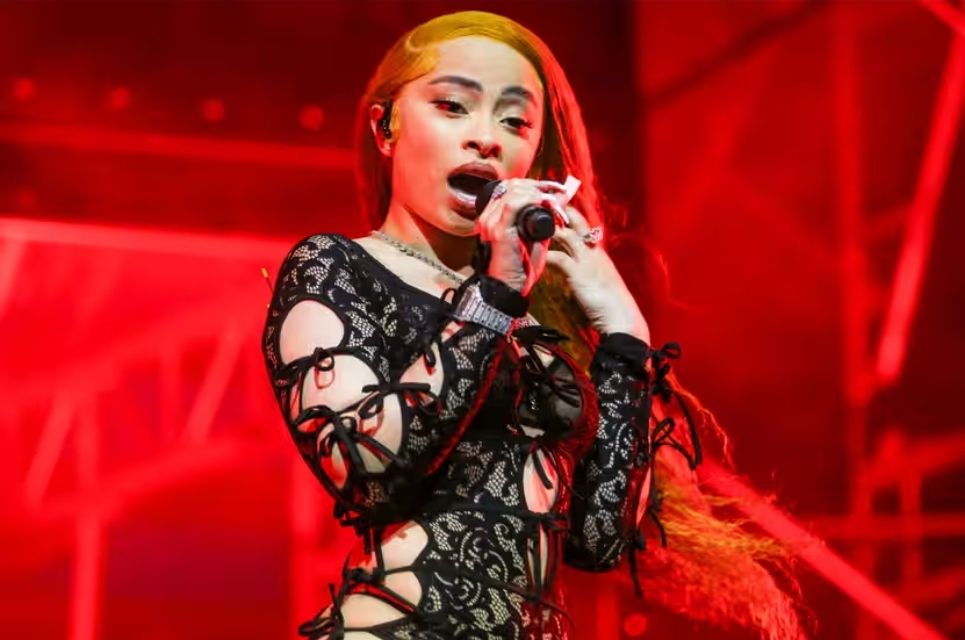 Amerikaanse rapper Ice Spice krijgt kritiek van fans na ‘respectloos ...