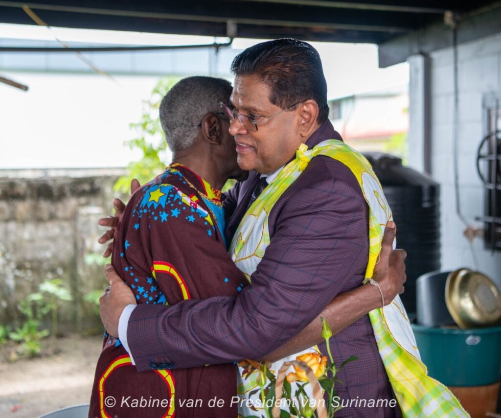 President Santokhi bezoekt granman Bono Velanti – Dagblad Suriname