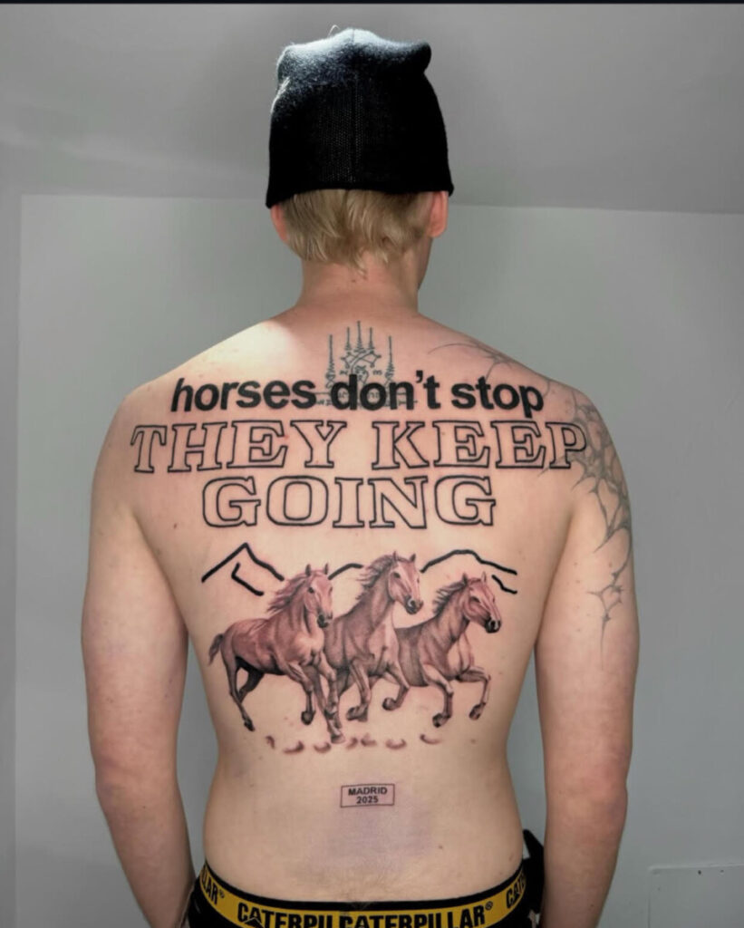 Fan van Young Thug zet gigantische tattoo met verkeerde lyrics op rug ...