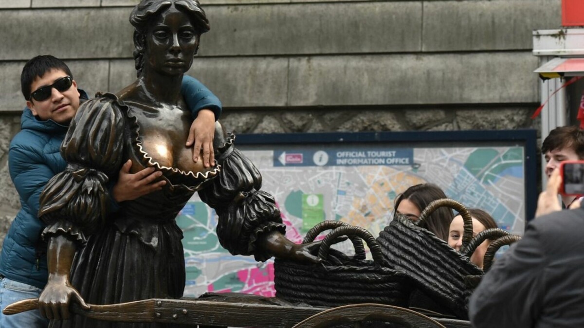 Opmerkelijk – Dublin staat traditie aanraken borsten standbeeld Molly ...