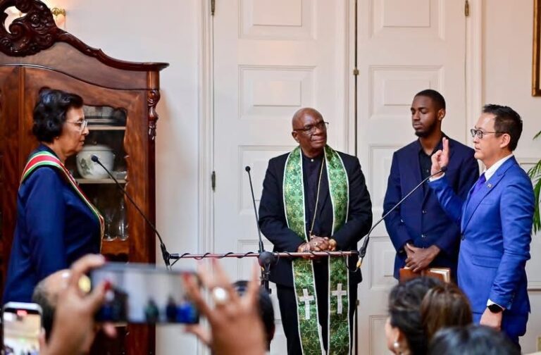 Stephen Tsang weer terug als minister – Dagblad Suriname