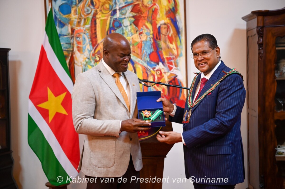 President Santokhi decoreert vertrekkend kabinet – Dagblad Suriname