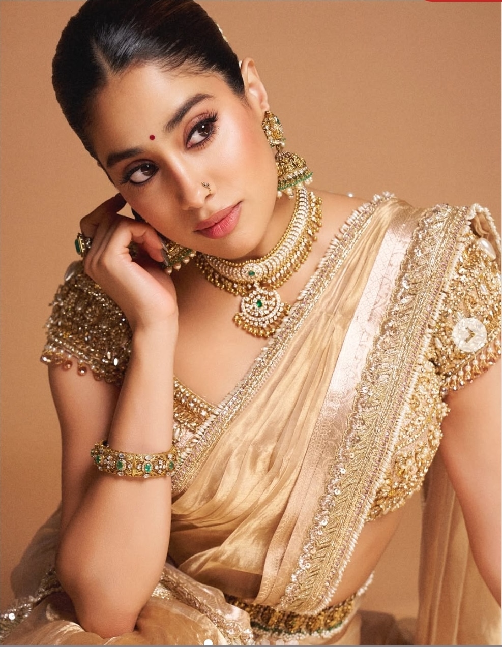 Janhvi Kapoor’s ‘saree-game’ is op zijn best voor ‘Param Sundari ...